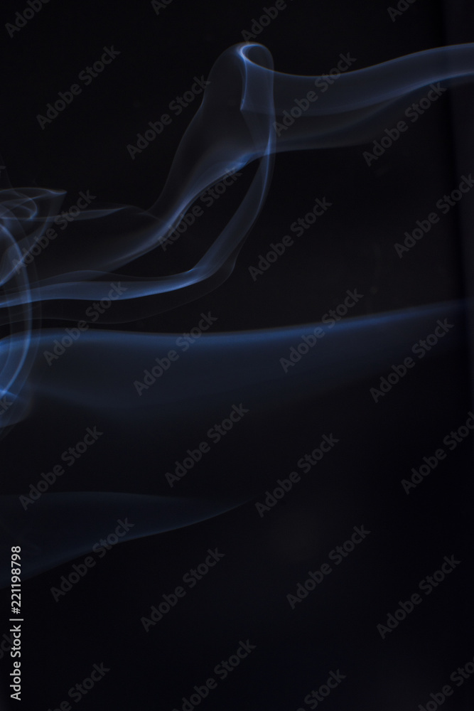 Humo de colores en fondo negro. Sensaciones. Dejar de fumar. Fondo ...