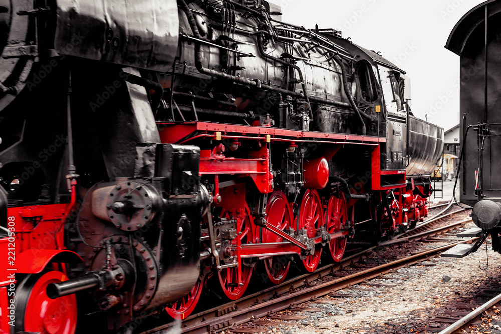 Foto Stock Steaming and moving old locomotive with red steel wheels on ...