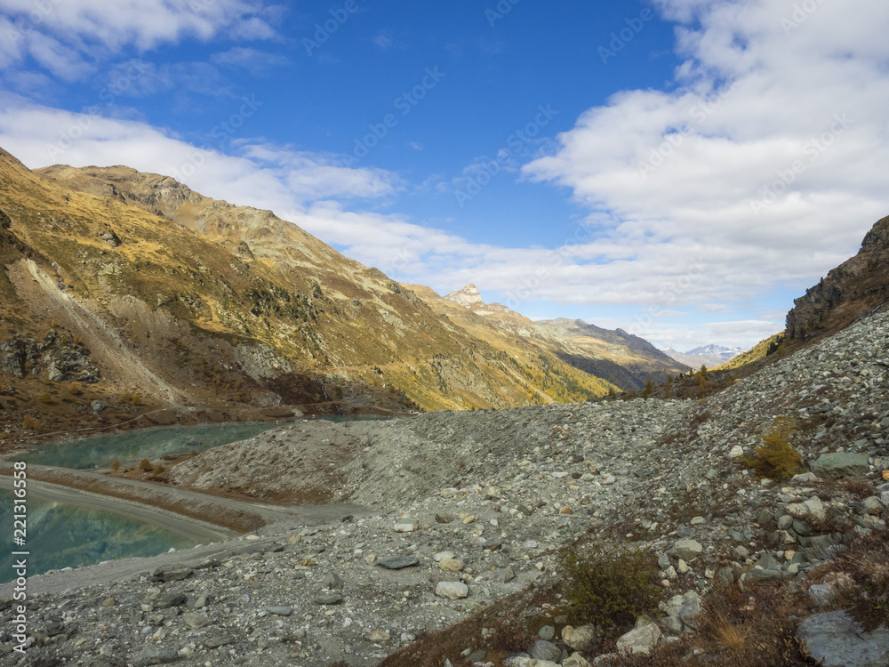 Le val d'Anniviers dans les Alpes valaisannes en Suisse. Le barrage et ...