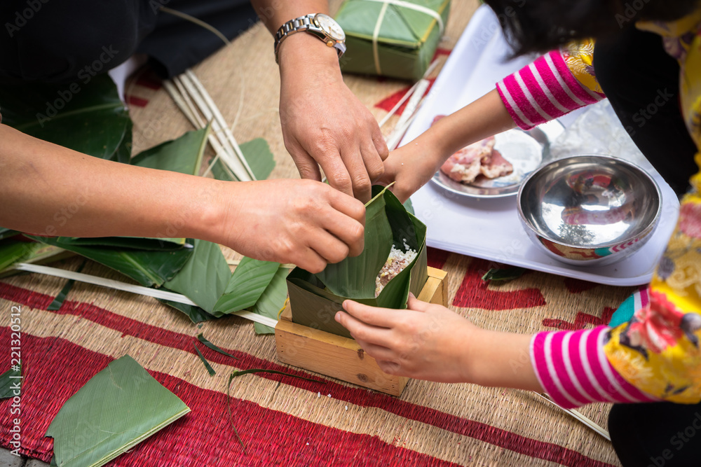 The daughter learning to make Chung cake by hands with his father ...