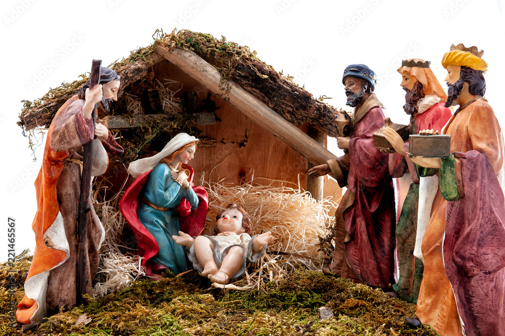Fotografía Christmas nativity scene with Holy Family in the hut and the ...