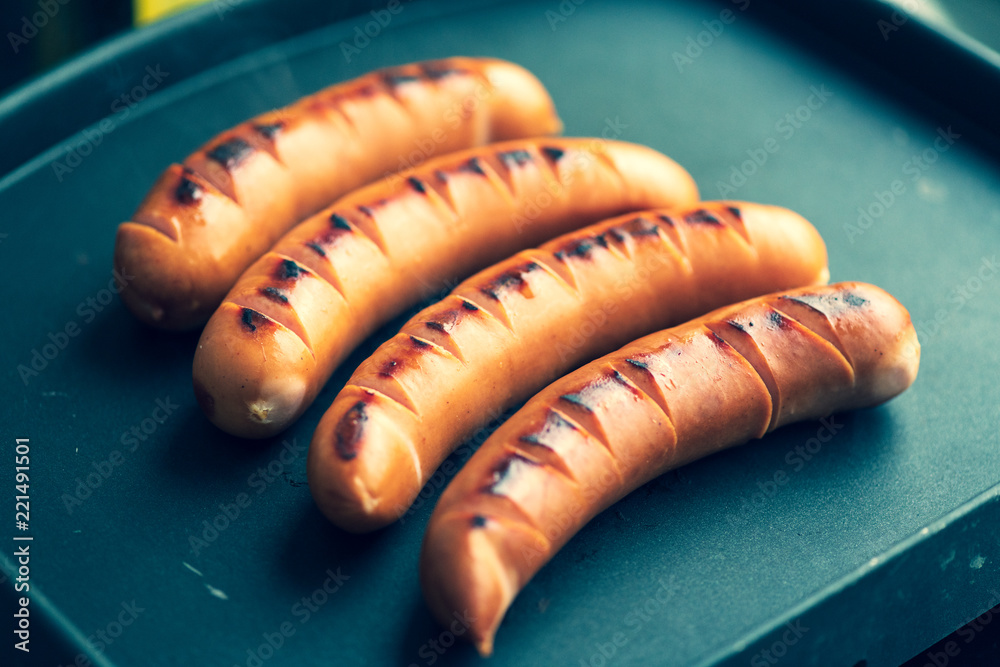Deutsche original rote Oktoberfest Grill Bratwurst gegrillt auf einer ...