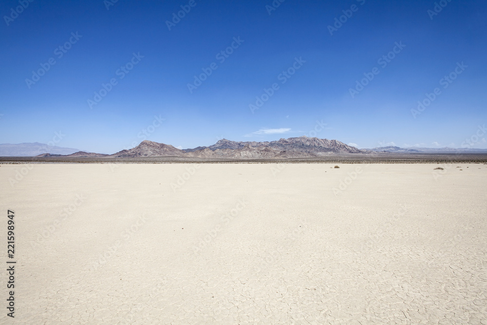 Foto de Silurian dry mud flat lake bed near Death Valley in California ...