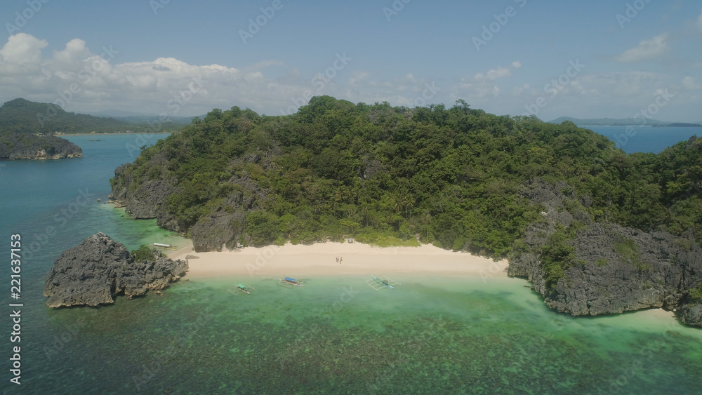 Foto de Aerial view Matukad island with sand beach and turquoise water ...