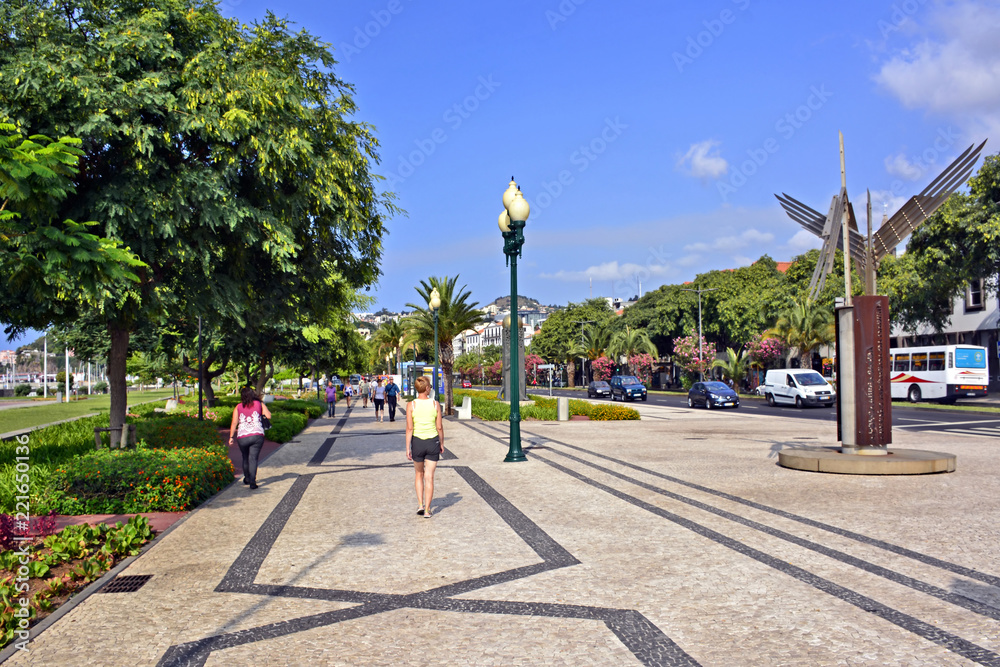 People walking along the seafront promenade (Avenida do Mar) in the ...