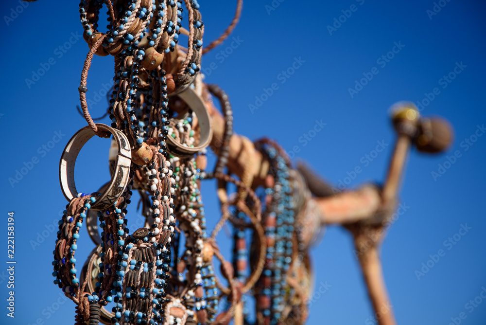 Foto de Hand-made OvaHimba crafts and jewellery in Namibia do Stock ...