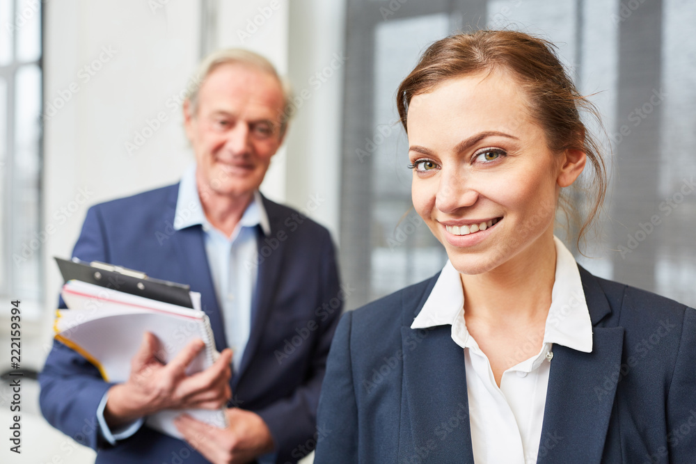 Junge Start-Up Frau mit Berater Stock Photo | Adobe Stock