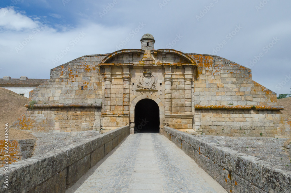 Puerta den las murallas de la ciudad abaluartada de Almeida. Distrito ...