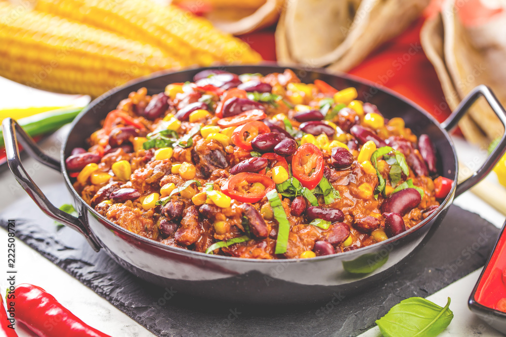 Chilli con carne und frische selbstgemachte Tortillas Stock Photo ...