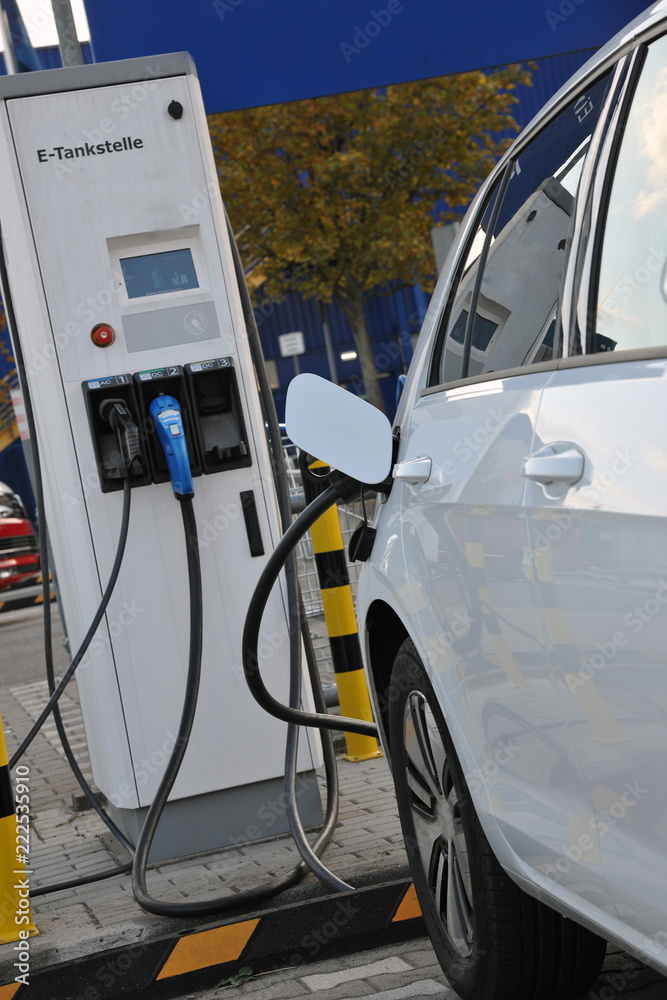 Elektroauto E-Auto beim Laden an Ladestation Tankstelle erneuerbare ...