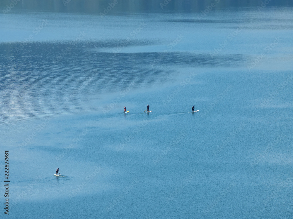 Foto de Loisir nautique sur le lac de Sempach en Suisse. Paddleboard do ...