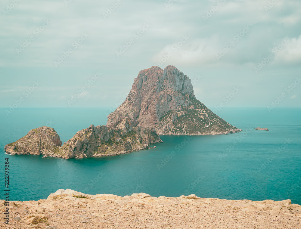 Islotes de Es Vedra y Es vedranell, desde uno de los acantilados del ...