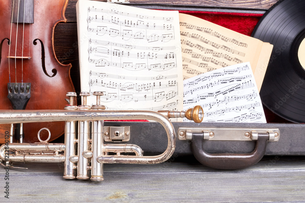 Vintage musical instruments background. Old trumpet, violin, musical ...