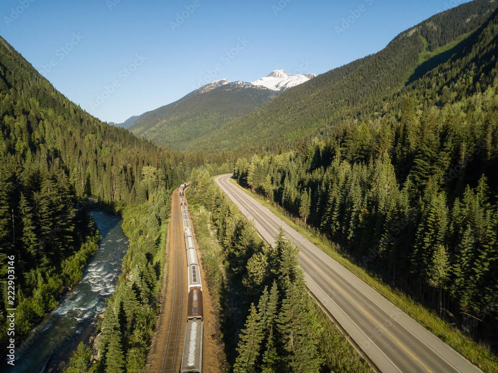 Foto de Aerial landscape view of a scenic road in the valley surrounded ...