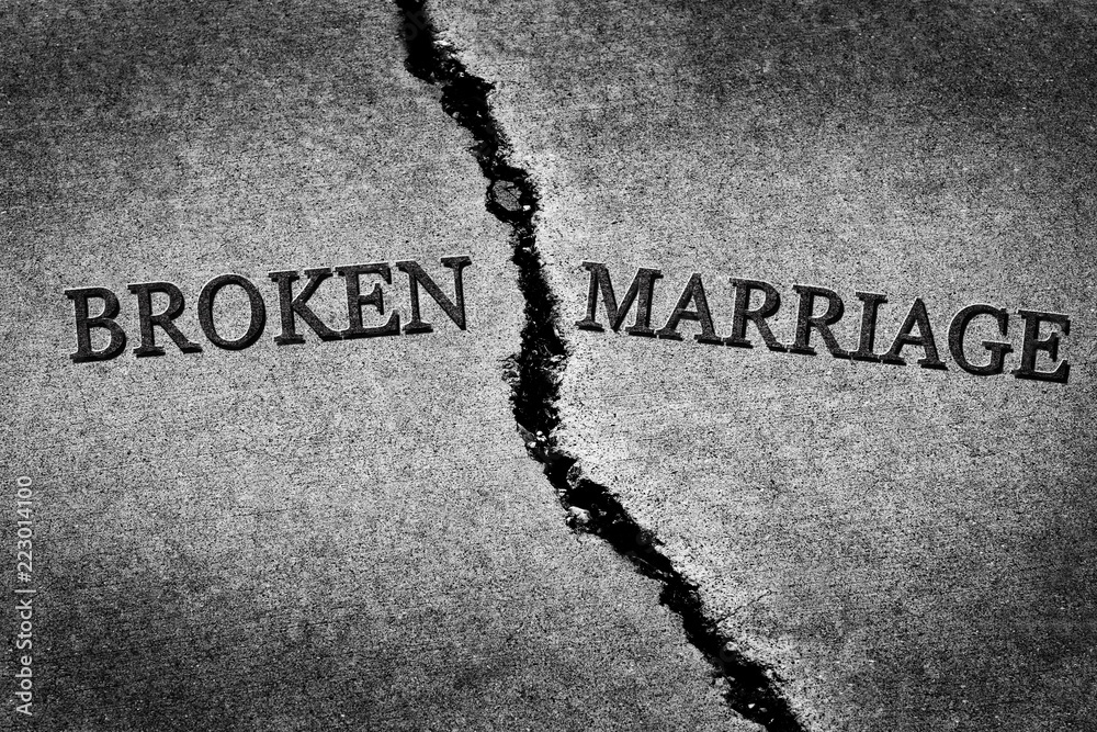 Foto de Broken Marriage Divorce Couple Torn Apart Destroyed ...