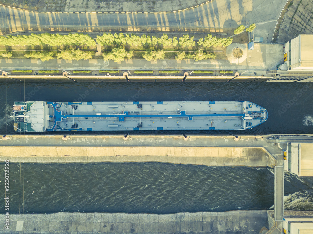 aerial view of barge ship on the river in gateway dock near dam f Stock ...