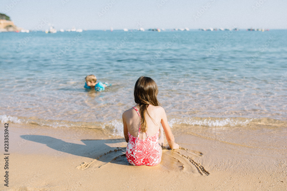 fillette à la plage bord de mer Stock Photo | Adobe Stock