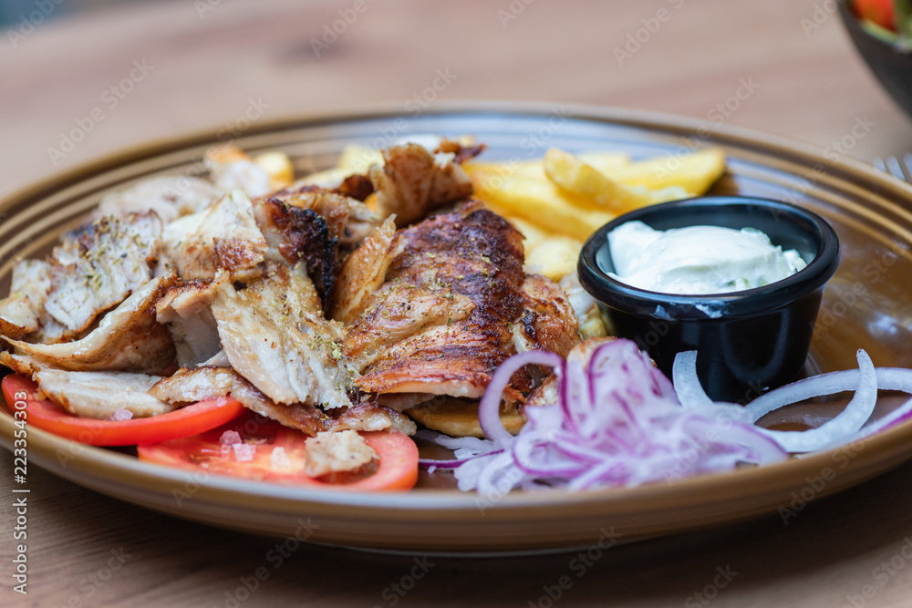 Griechisches Essen knusprige Döner Gyros Teller Portion mit Kartoffeln ...