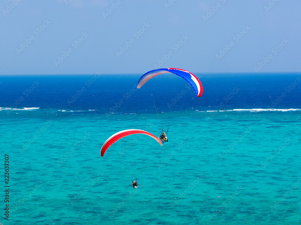 パラグライダー石垣の空に舞う Stock Photo | Adobe Stock