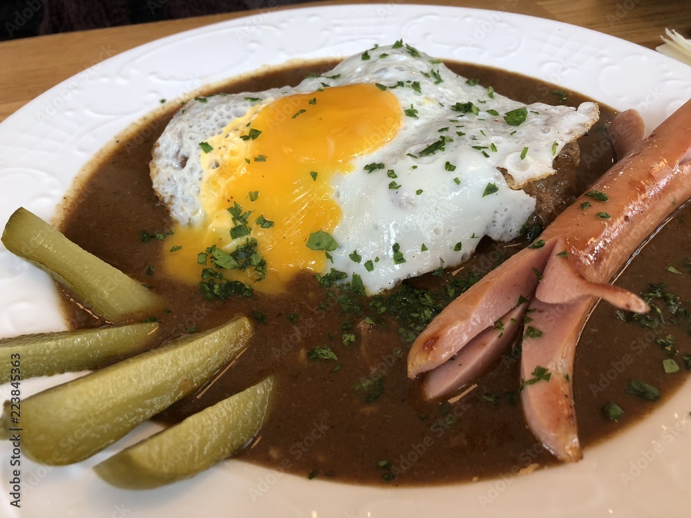Fiakergulasch aus Wien, Österreich mit Spiegelei und Essiggurken Stock ...