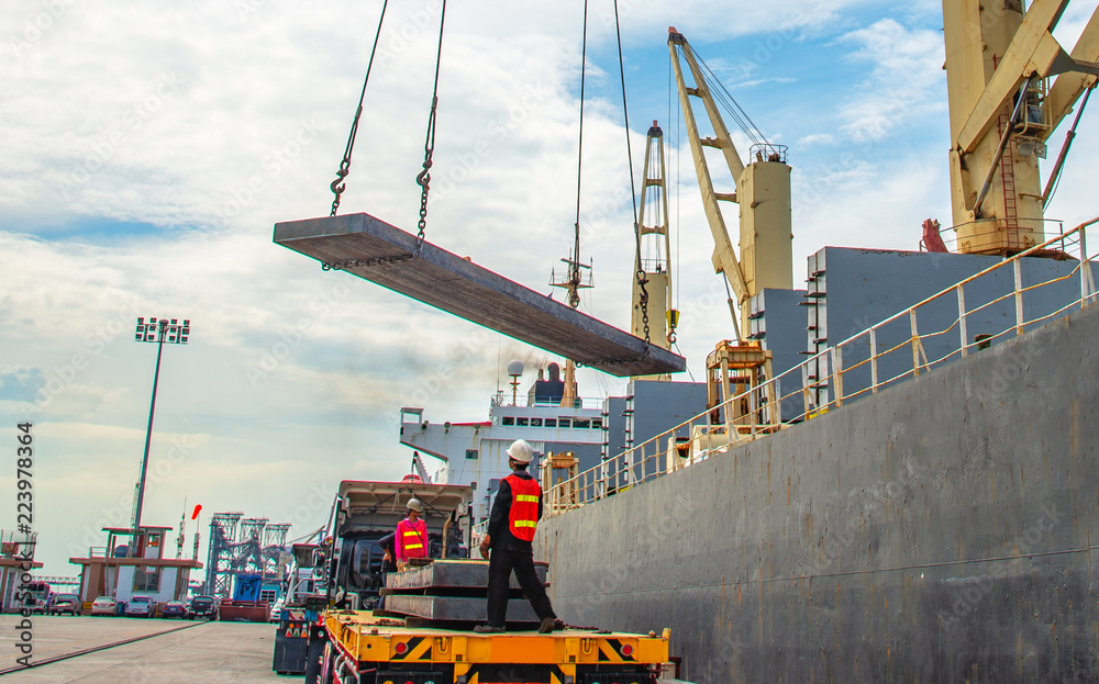 plate of steel slab being lifting by the ship crane, loading ...