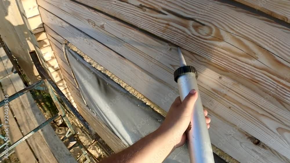 Painting, sealing joints and cracks, the insulation of a wooden house ...