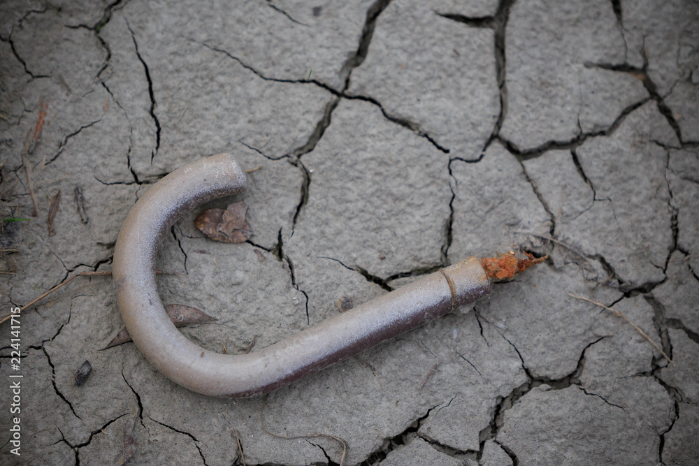 Foto de Broken umbrella handle on dry cracked mud after flooding caused ...