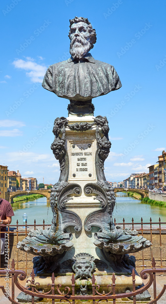 Foto de Statue of Benvenuto Cellini on "Ponte Vecchio" in Florence - a ...
