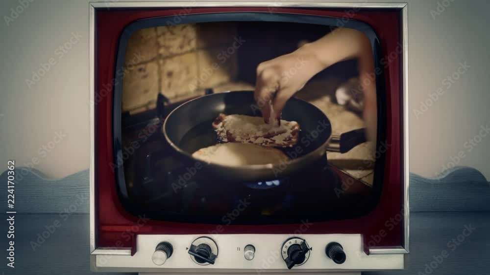 Vidéo Stock A retro vintage TV showing people frying panzerotti (a ...