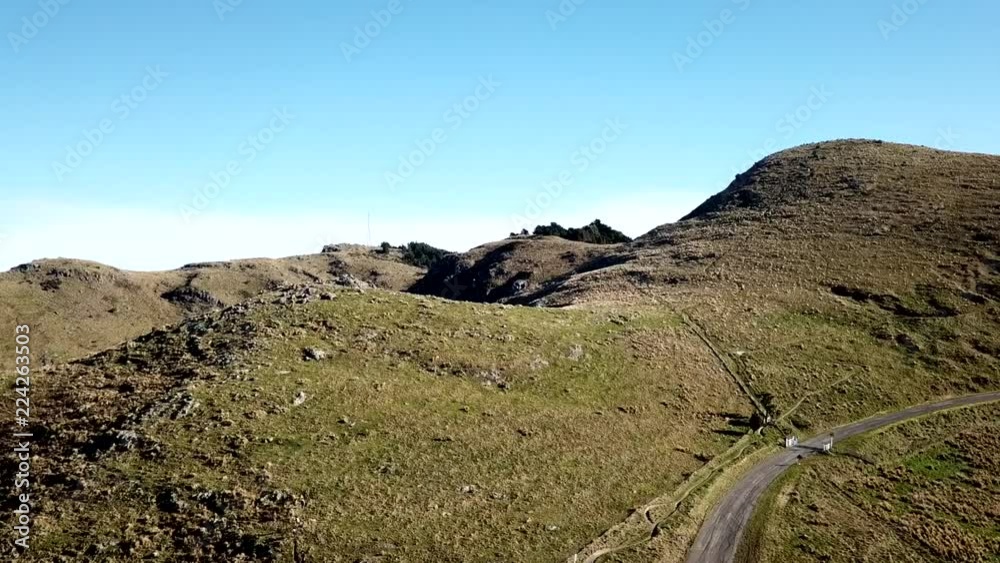 Vidéo Stock Moving forward drone footage looking towards steep rolling ...