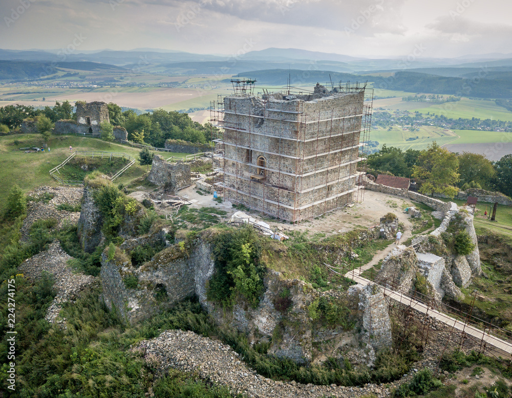 Foto de Aerial view of ruined medieval Saros castle with a donjon ...