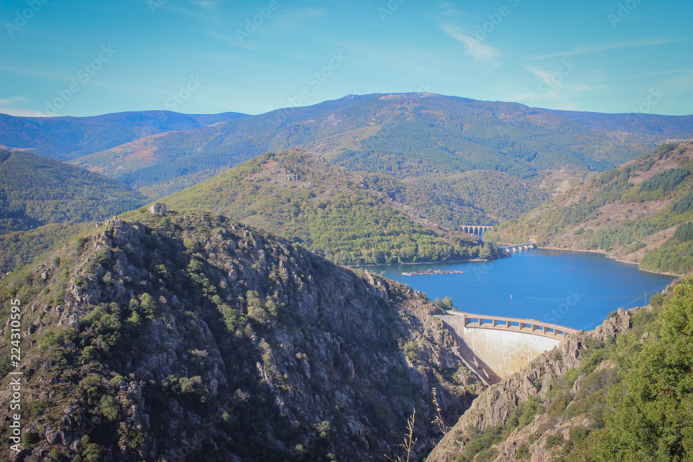 panoramique sur le lac de villefort et la chapelle Saint Loup en ...