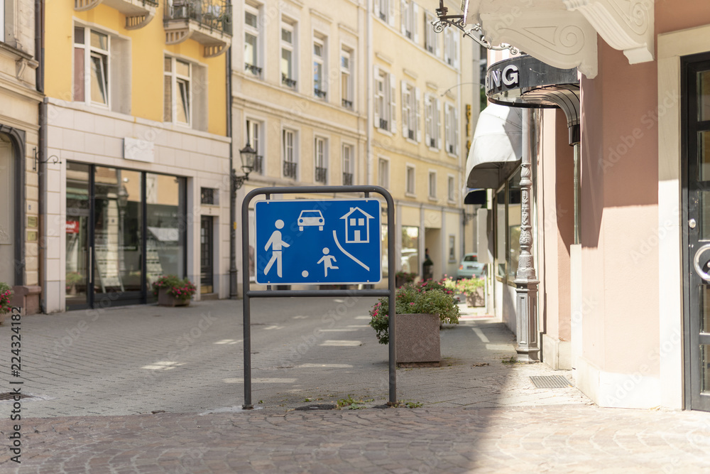 Beginn eines verkehrsberuhigten Bereichs - Verkehrsschild VZ 325.1 ...