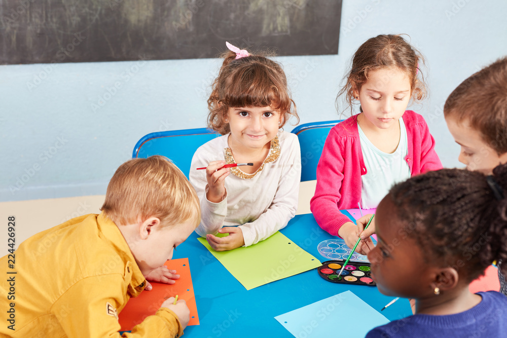 Kinder malen mit Wasserfarbe und Pinsel Stock Photo | Adobe Stock