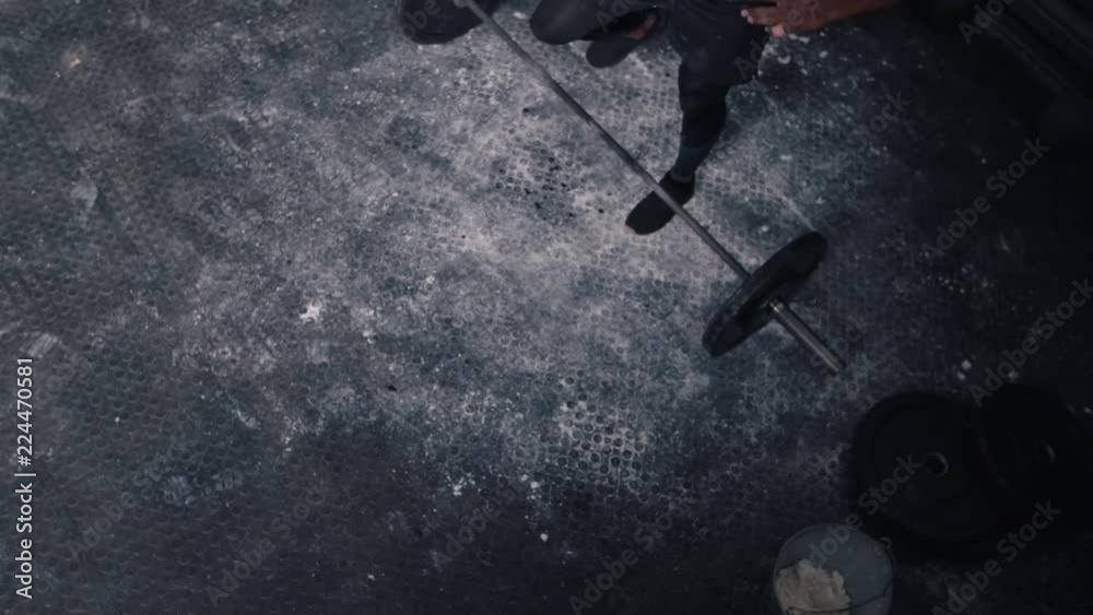 Vidéo Stock fitness man athlete bodybuilding lifting weights using ...