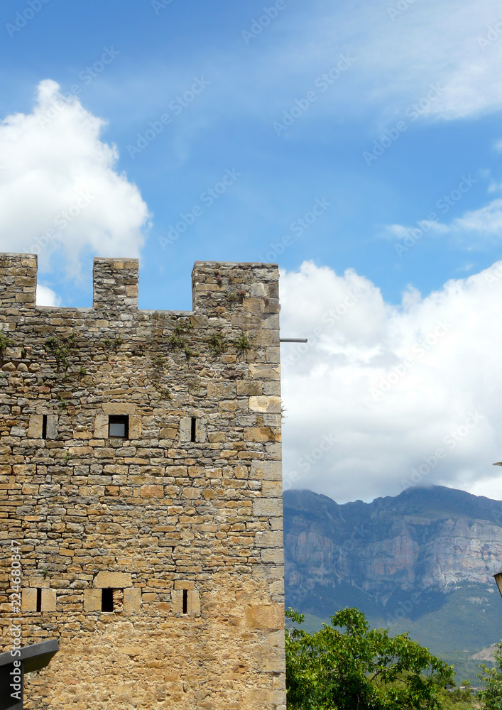 Detalle de las almenas de la torre de la antigua muralla medieval de ...