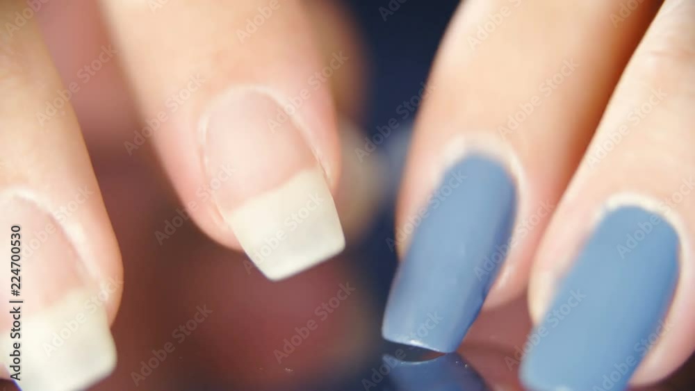 Vídeo do Stock: Blue and natural long fingernails side by side 4K ...