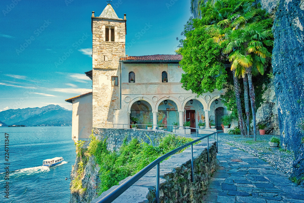 Monastero sulle rocce a strapiombo sul lago Stock Photo | Adobe Stock