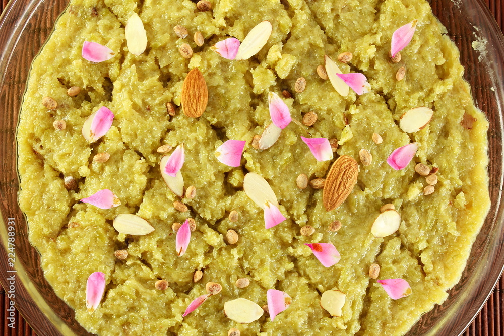 Fotka „traditional indian gujarati sweet desert dudhi no halwo burfi ...