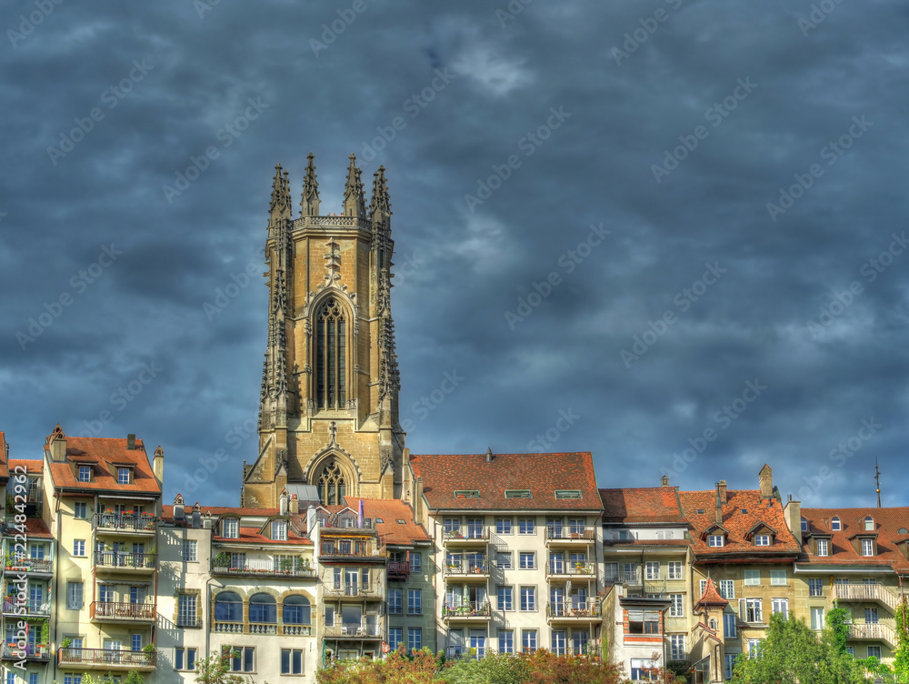 Cathédrale St-Nicolas de Fribourg sous un ciel nuageux, Suisse Stock ...