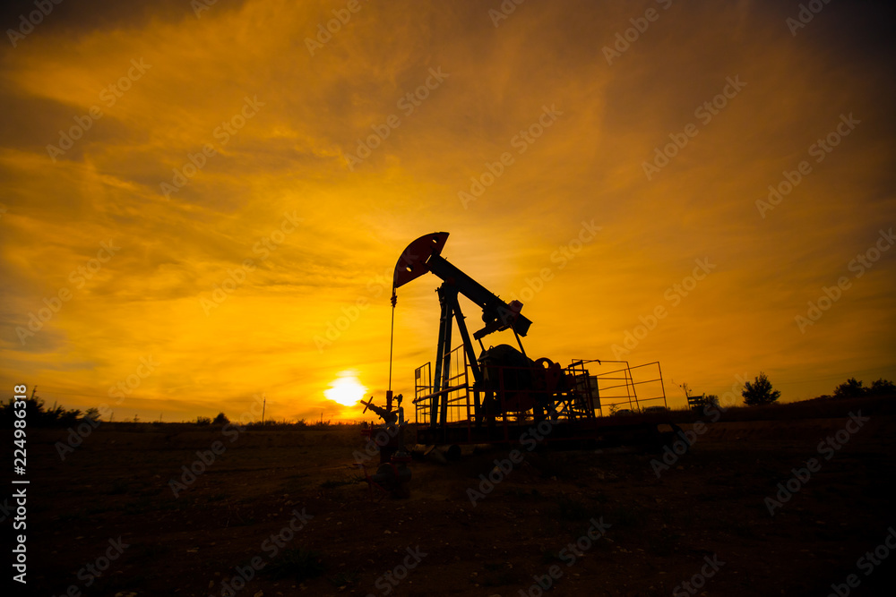 In the evening, the outline of the oil pump. The oil pump, industrial ...