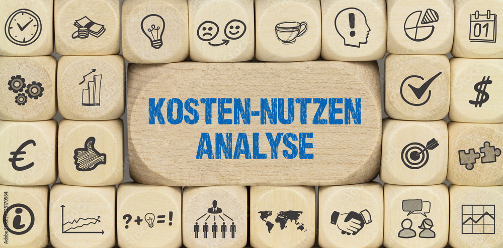 Kosten-Nutzen-Analyse / Würfel mit Symbole Stock Photo | Adobe Stock