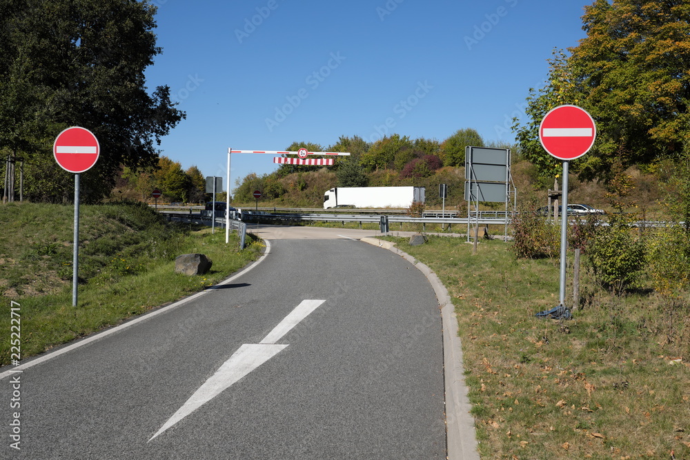 Verkehrszeichen Verbot der Einfahrt an der Autobahn - Stockfoto Stock ...