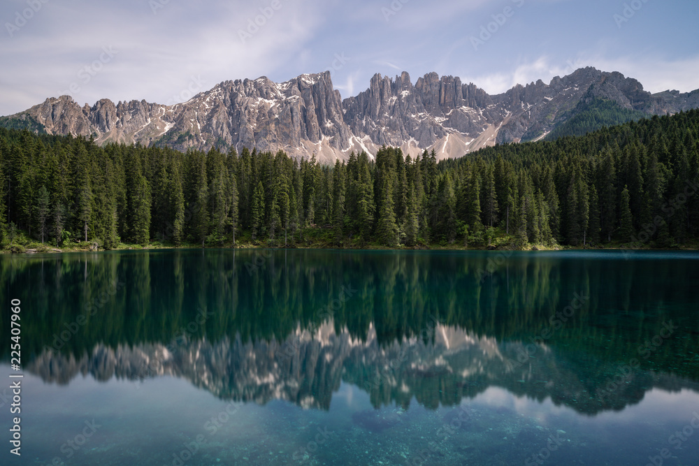 See mit Bergmassiv als Hintergrund Stock Photo | Adobe Stock