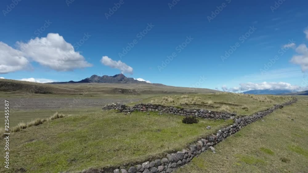 Vidéo Stock Flying low over the El Salitre ruins towards the extinct ...