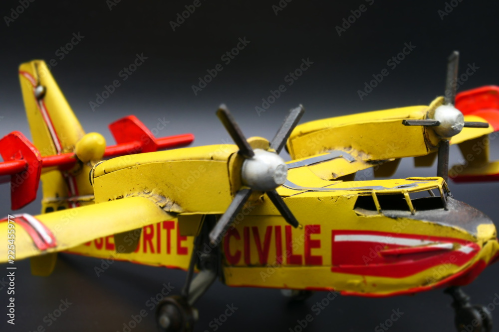 Schaalmodel blus vliegtuig toestel geel en rood in verschillende ...