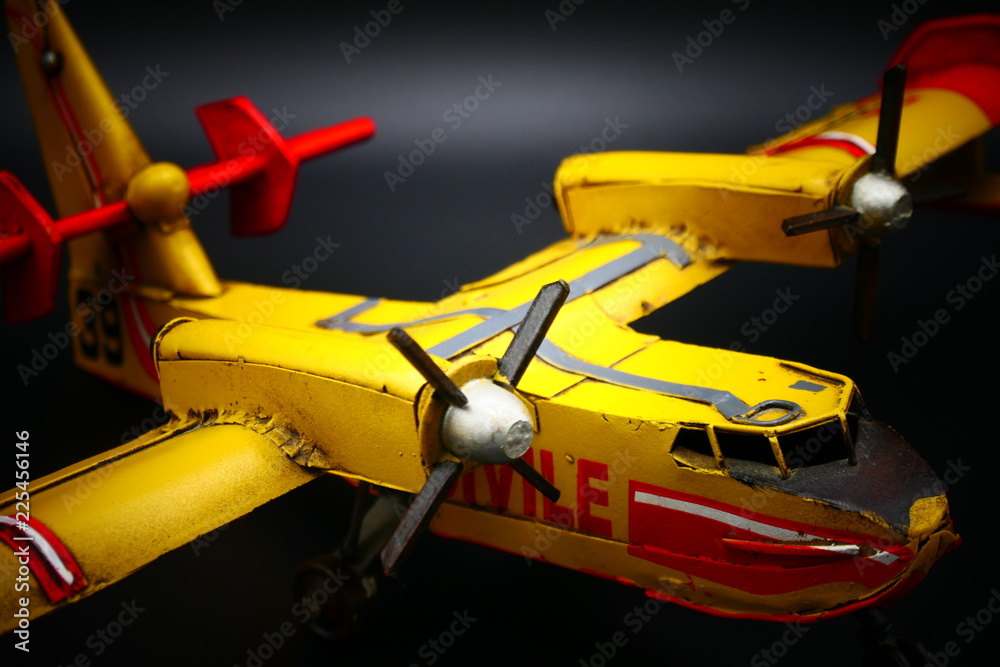 Schaalmodel blus vliegtuig toestel geel en rood in verschillende ...