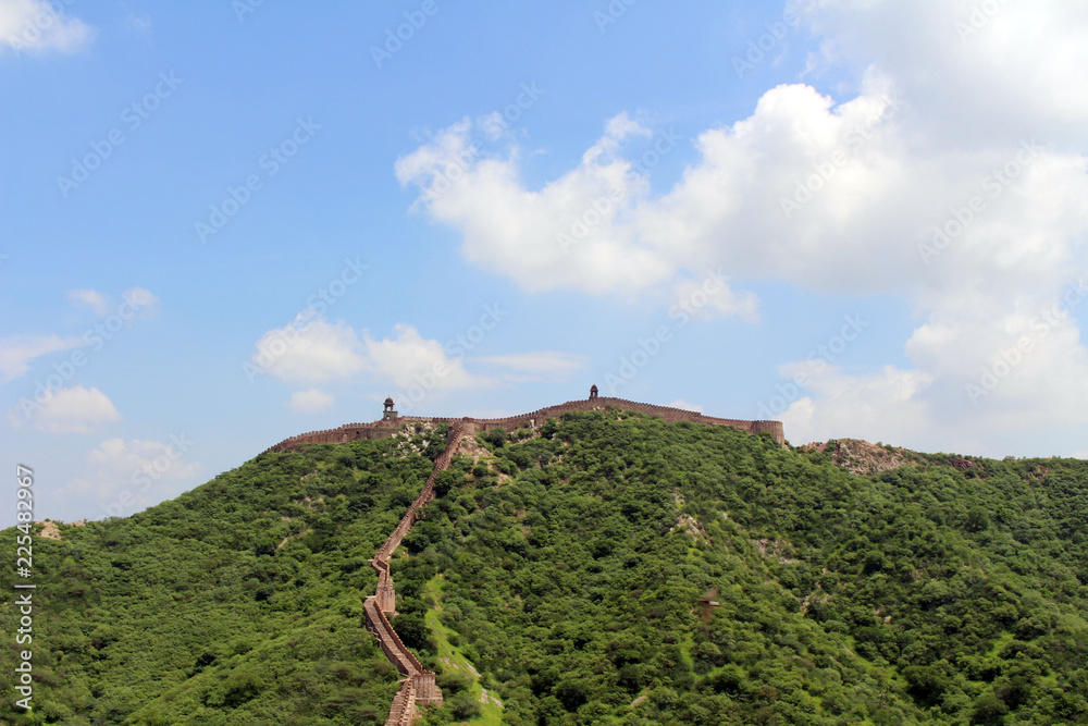 The long wall surrounding Amer Fort. One of six Hill Forts of Rajasthan ...