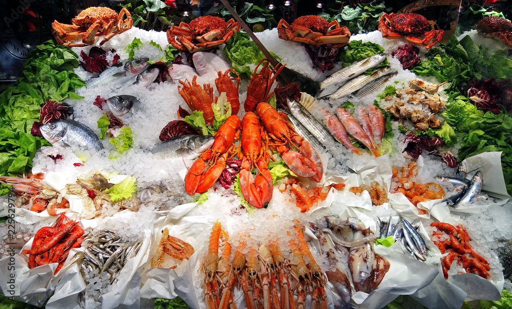 Seafood buffet of fish, lobsters and prawns on ice, displayed in ...