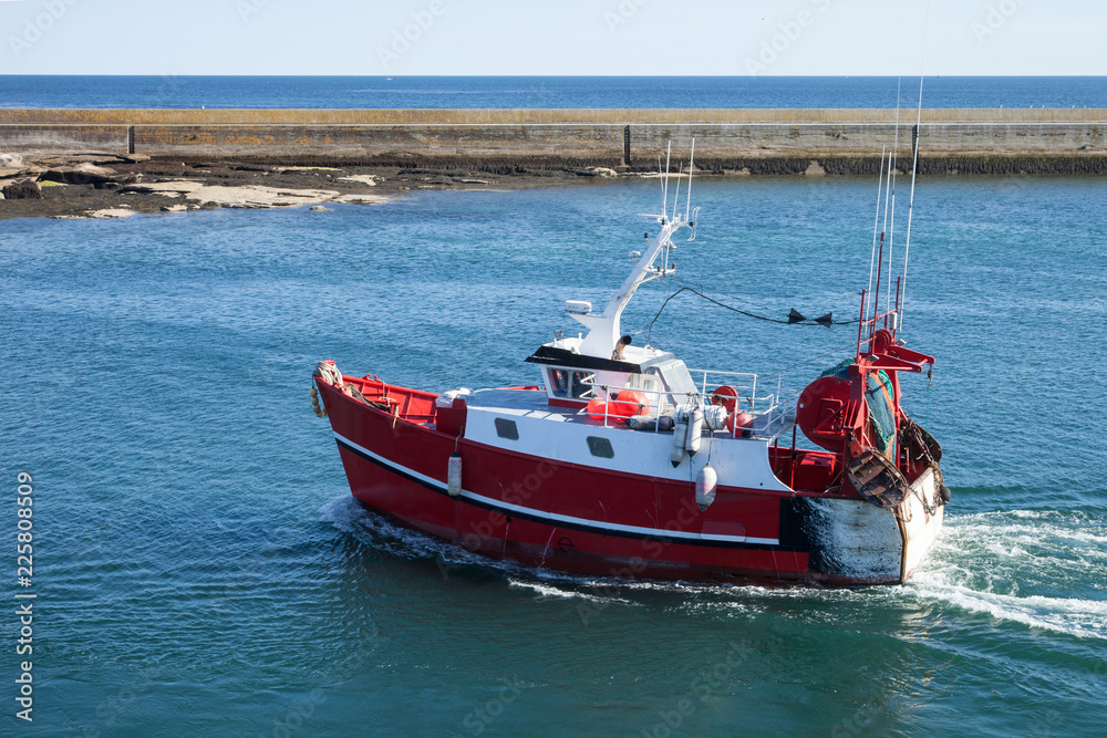 Bateau de pêche rouge rentrant au port de Guilvinec (Finistère) foto de ... Bateau de pêche rouge rentrant au port de Guilvinec (Finistère) foto de ...